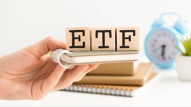 00929不是死抱就好！手上43張ETF賠掉14％...他用「1招」優化存股：就算一直配0.05元，也能安心等翻身 - 今周刊